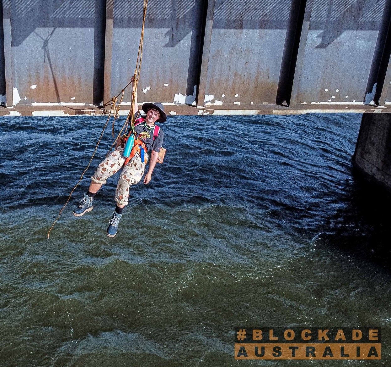 Abseiling activists hang off bridge - Blockade Australia